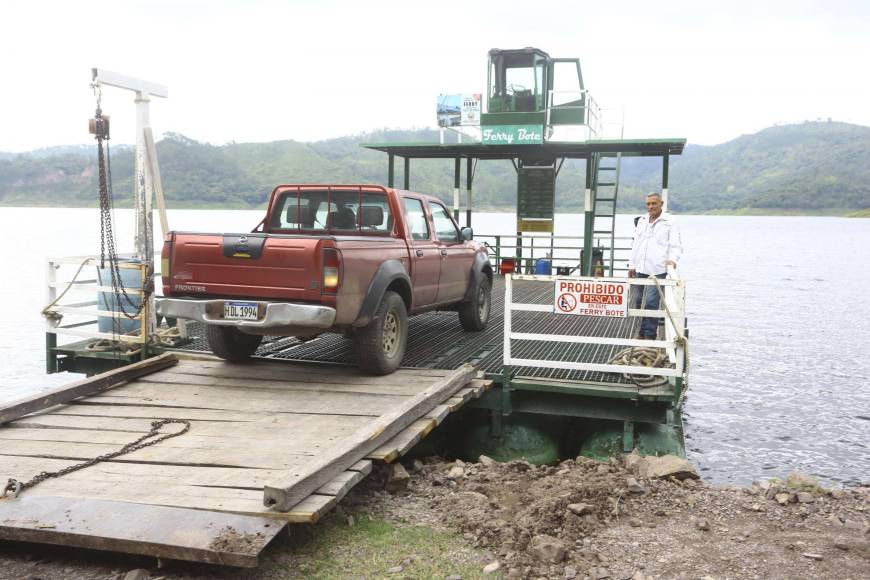 Así es ir a bordo del ferri-bote en el embalse de la represa El Cajón
