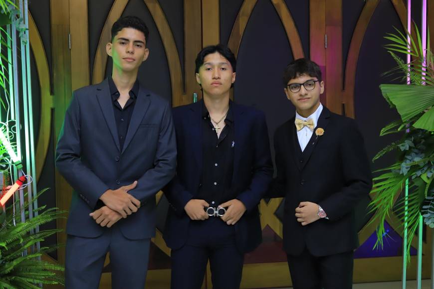 En fotos: seniors de Mhotivo comparten en su fiesta de graduación