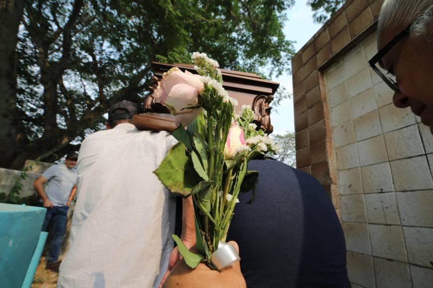 Desgarradoras imágenes: Llanto y dolor en último adiós a Elmer Canales
