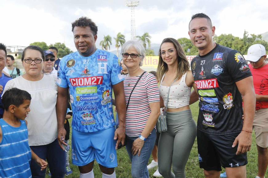 Carlos Pavón se luce en su homenaje; Dani con su novia y Rambo