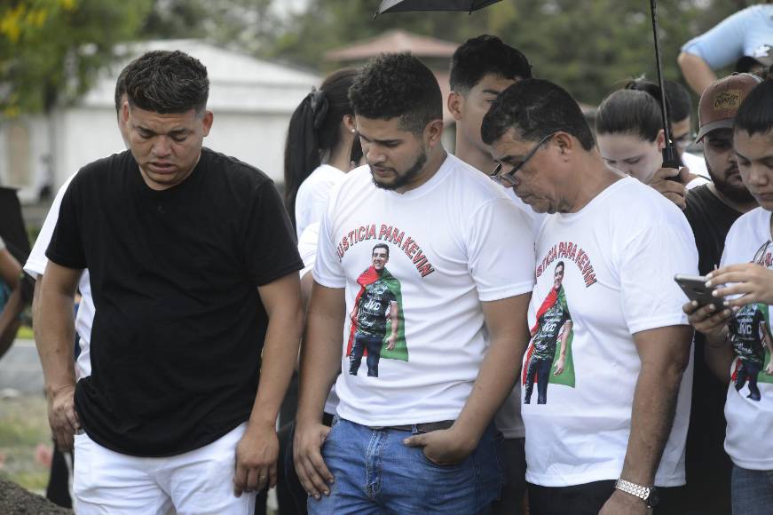 Fotos: Impotencia, llanto y dolor en entierro de Kevin Fúnez