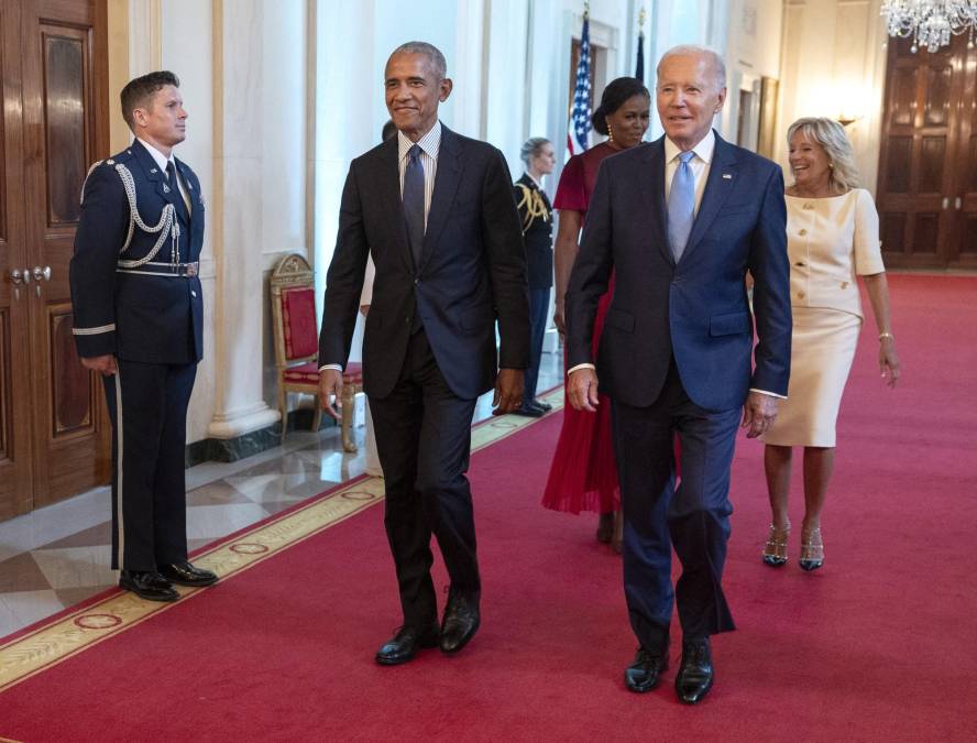 Los Obama derrochan glamour en su regreso a la Casa Blanca para presentar sus retratos oficiales
