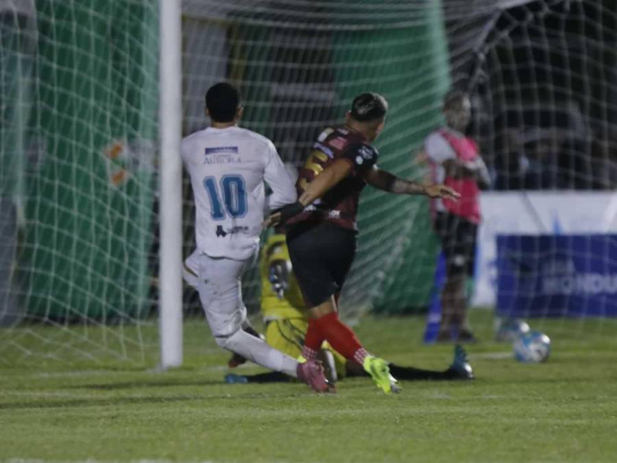 Locura por Erick Puerto en Choloma, llanto por su póker y la fan más ...