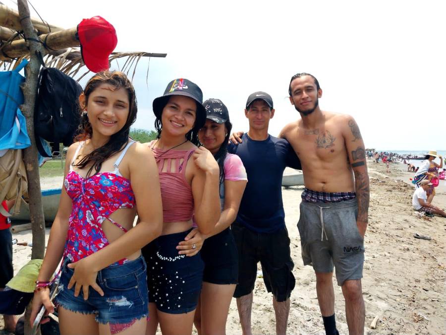 Guatemaltecos encantados con las playas de Masca, Omoa