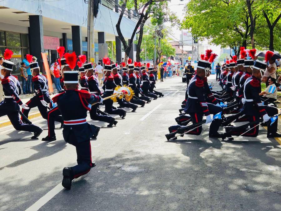 Cadetes de la Anapo se lucen en desfiles patrios
