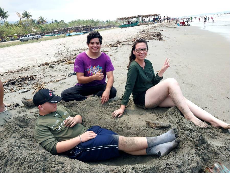 Guatemaltecos encantados con las playas de Masca, Omoa