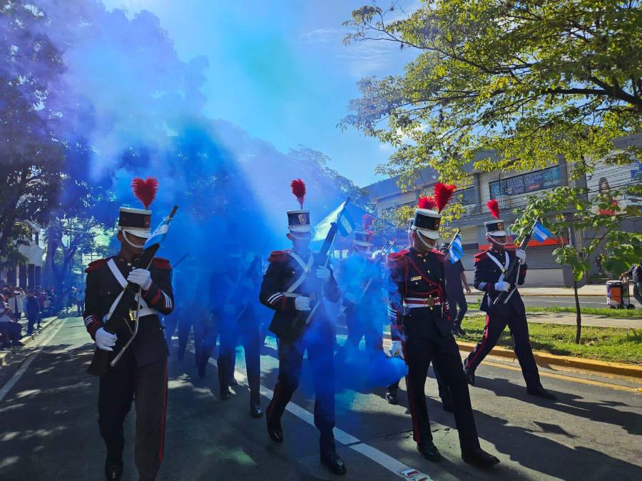 Cadetes de la Anapo se lucen en desfiles patrios