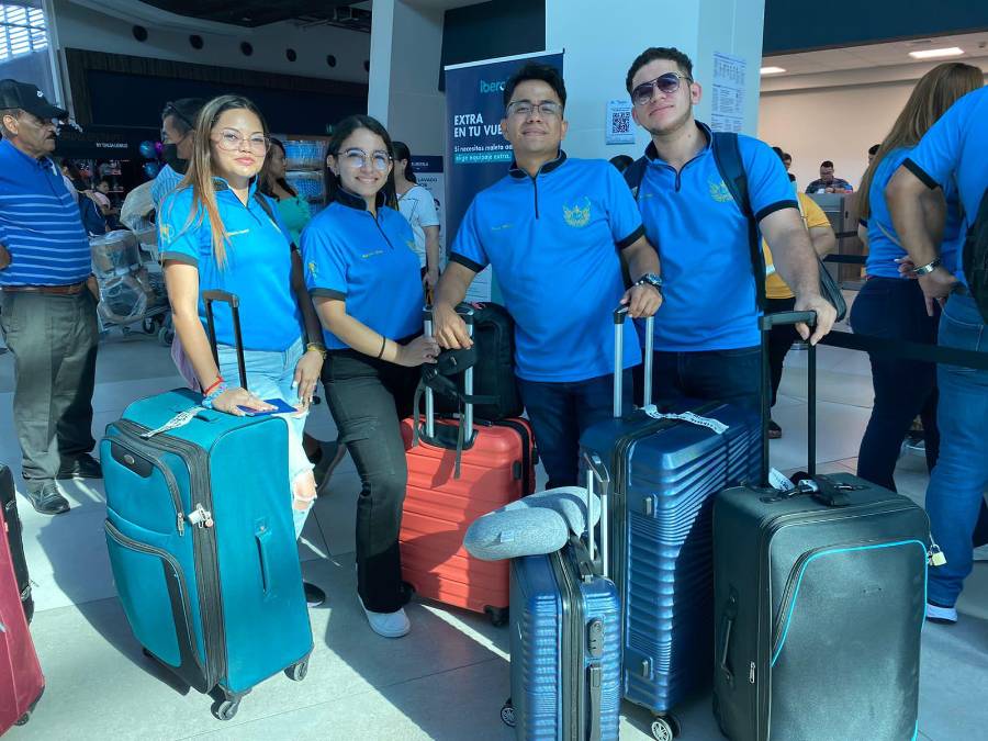 Banda de guerra del JTR parte a España para iniciar su gira