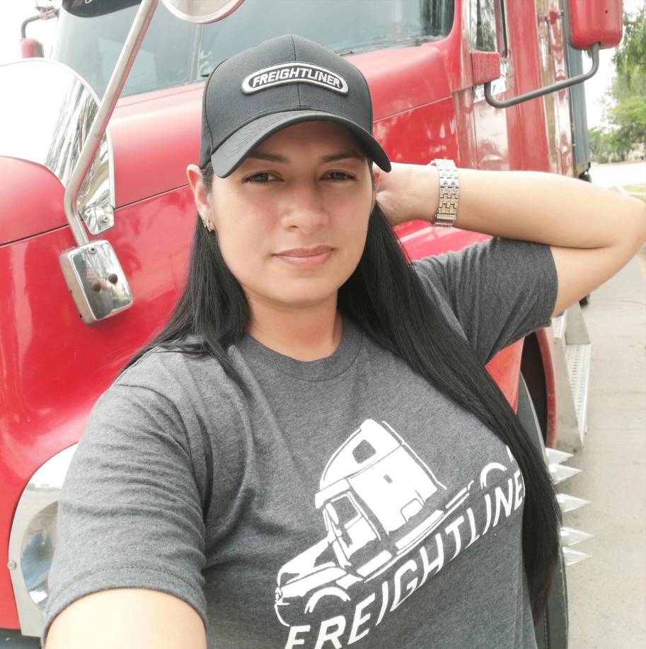 Eneyda, “la chica con gustos pesados” que conduce un tráiler en Honduras