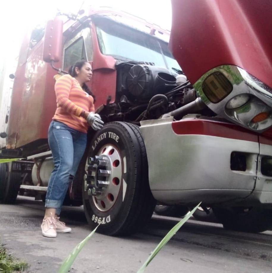 Eneyda, “la chica con gustos pesados” que conduce un tráiler en Honduras