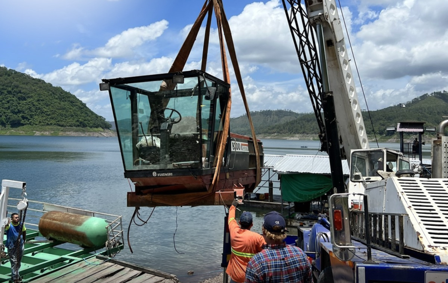 Así es ir a bordo del ferri-bote en el embalse de la represa El Cajón