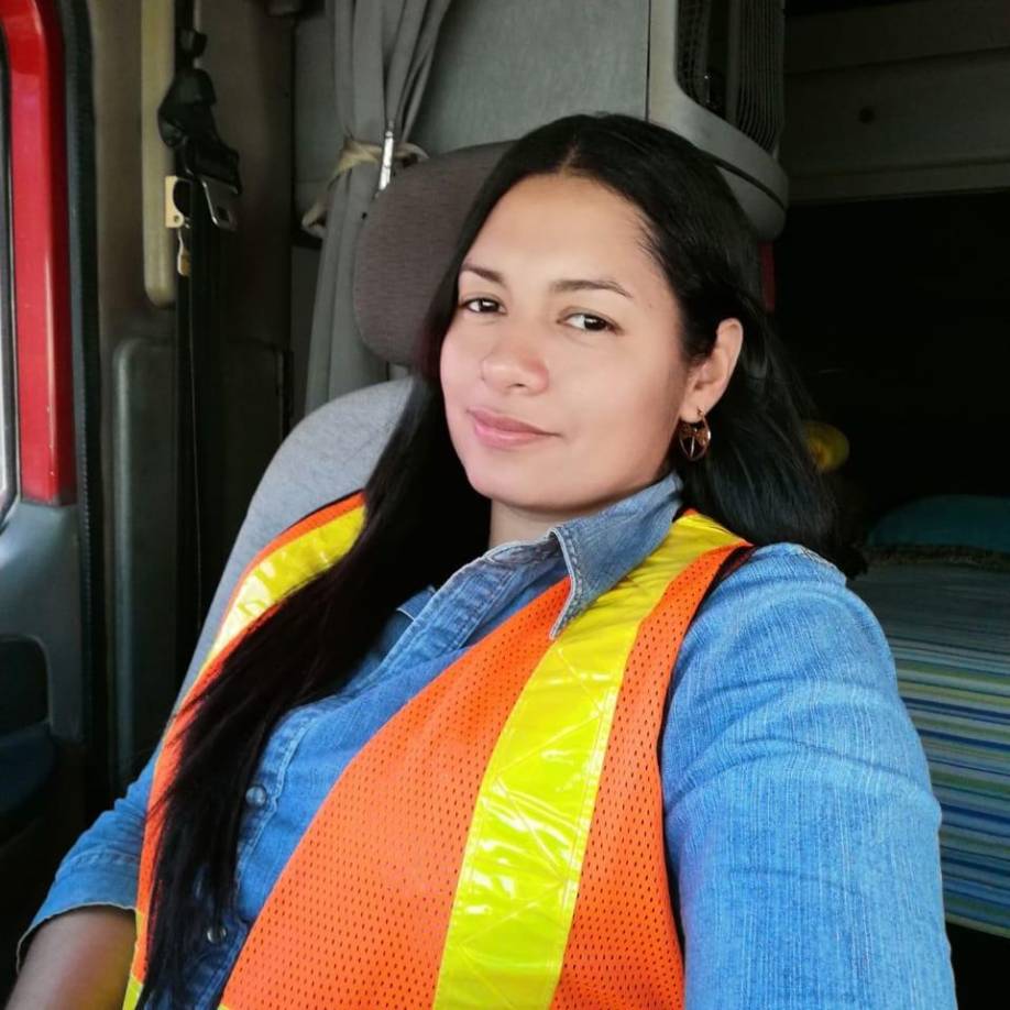 Eneyda, “la chica con gustos pesados” que conduce un tráiler en Honduras