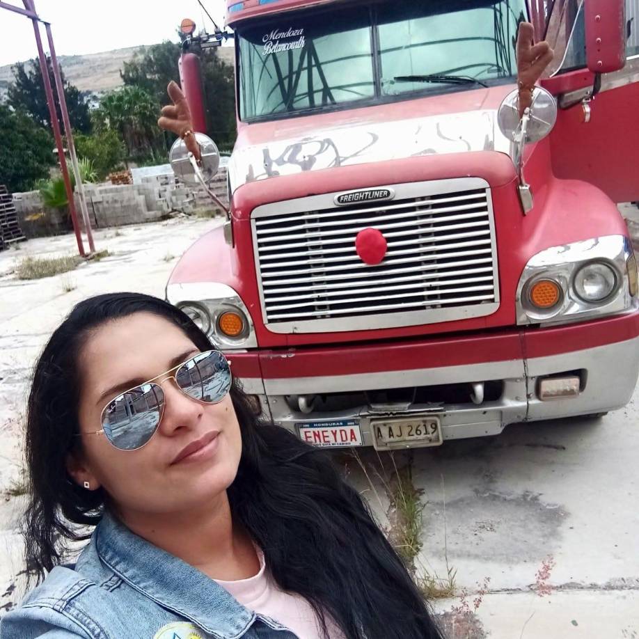 Eneyda, “la chica con gustos pesados” que conduce un tráiler en Honduras