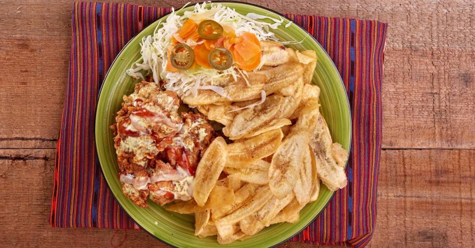 Pollo frito con tajadas y sus acompañantes - Diario La Prensa