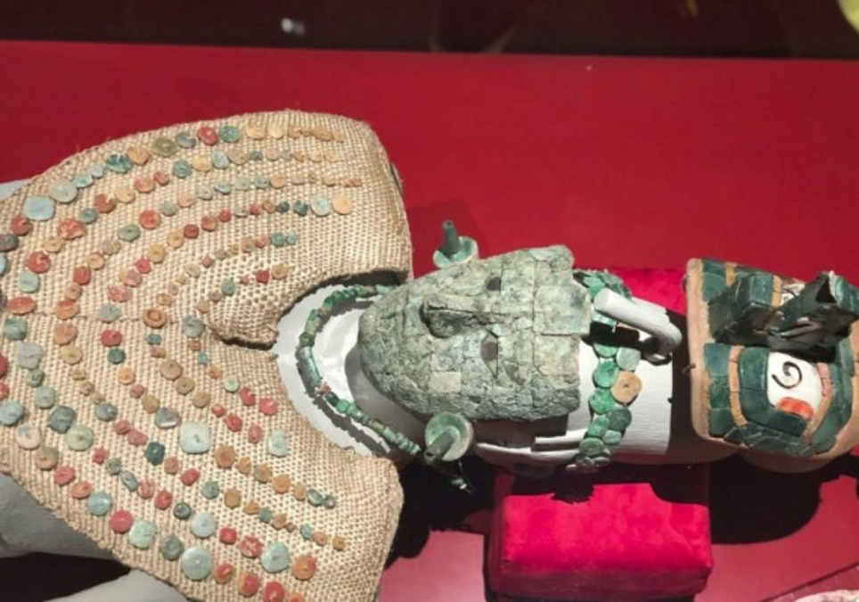 La Reina Roja, la mujer que esconde los oscuros secretos de los Mayas ...