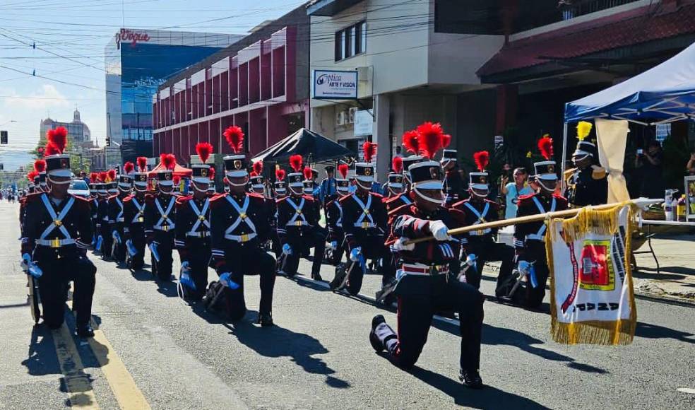 Cadetes de la Anapo se lucen en desfiles patrios