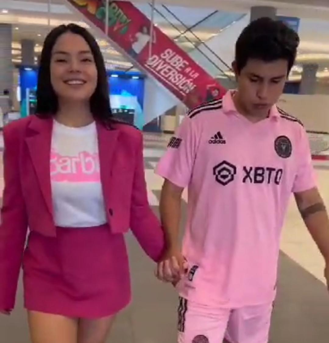 Video: Se vuelve viral por ir al estreno de Barbie con el uniforme de ...